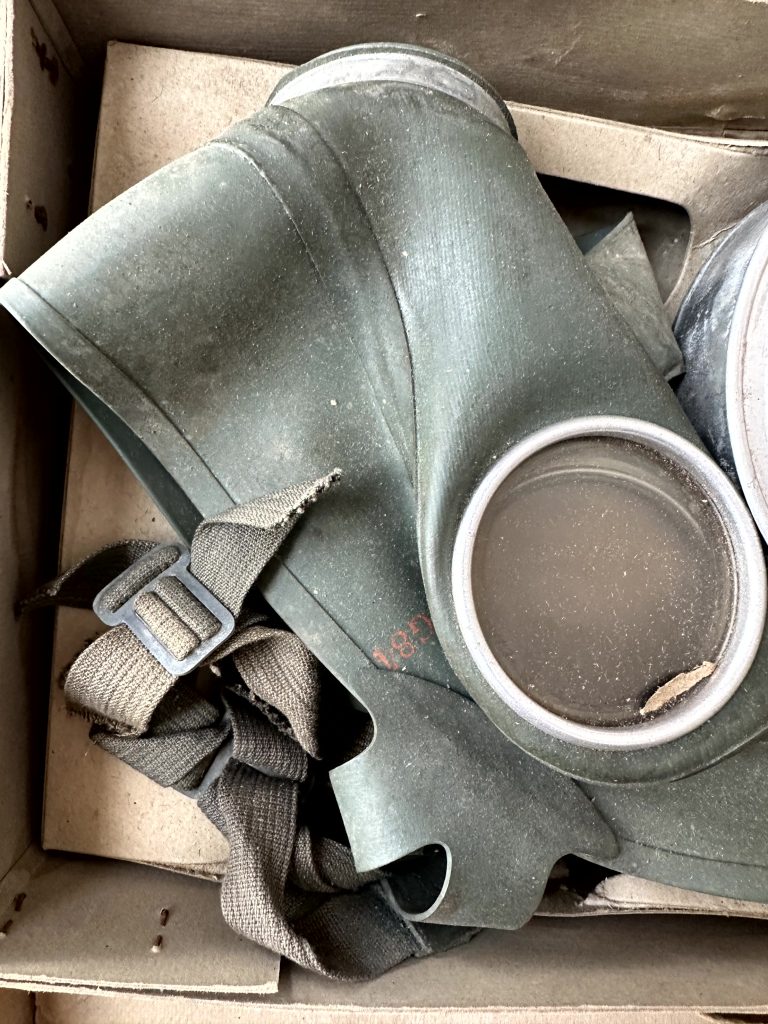 Military Gas Mask with Original Stamped Box – RL 1–39/86 - Timeless History